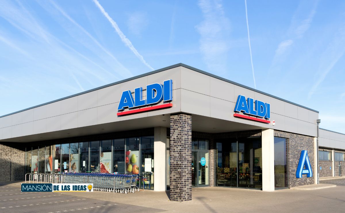 Dream wedding in the ALDI aisle: love, vows, and grocery shopping